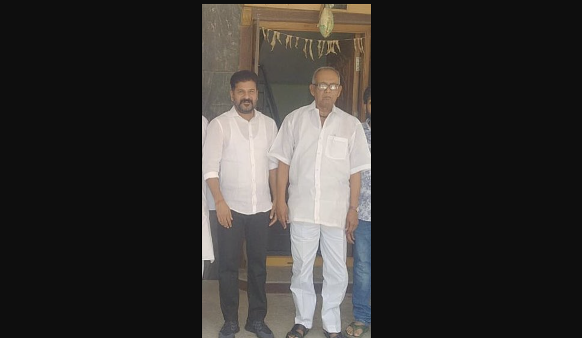 సీఎం సీఎం అని అరిచిన ప్రజలు.. మీతో అయ్యే పని కాదు అన్న గుర్నాథ్ రెడ్డి సీఎం సీఎం అని అరిచిన ప్రజలు.. మీతో అయ్యే పని కాదు అన్న గుర్నాథ్ రెడ్డి